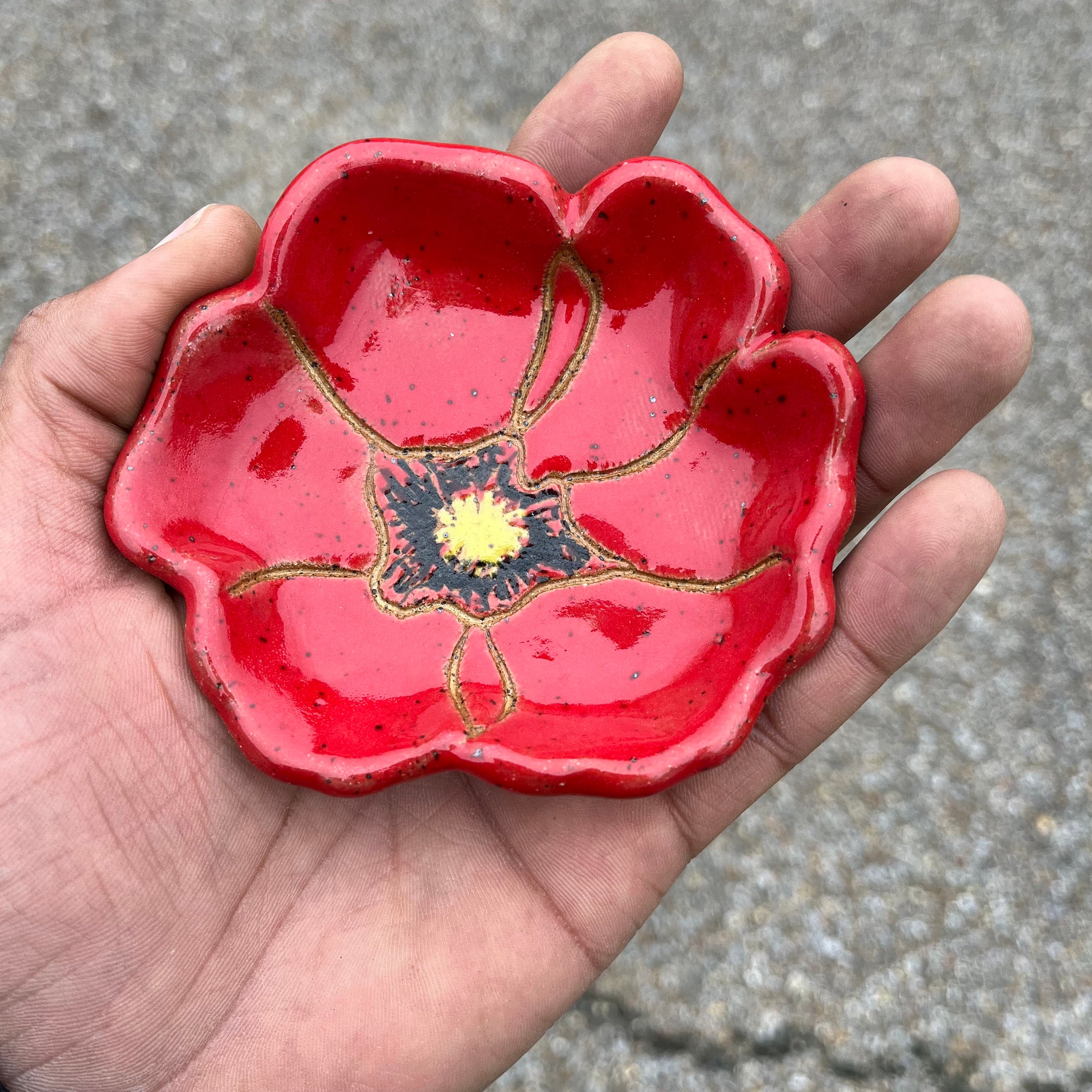 Poppy dish | Vixon's Pottery